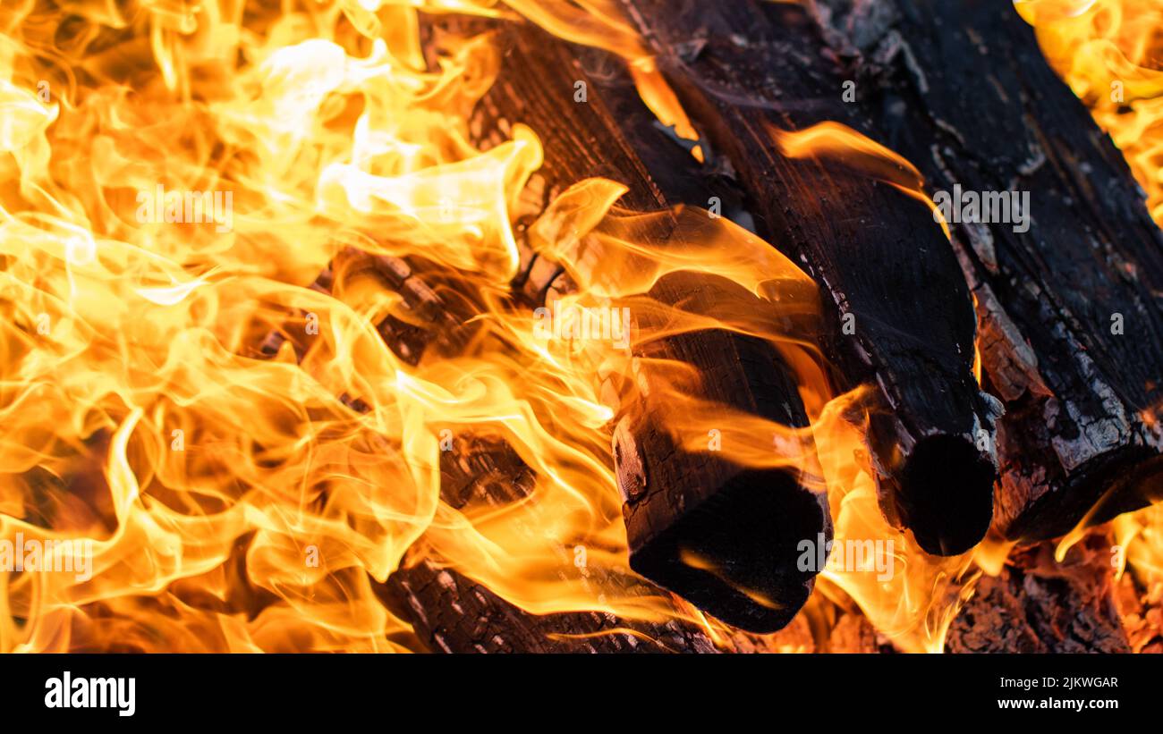 A close-up full frame of a burning bonfire pattern Stock Photo - Alamy