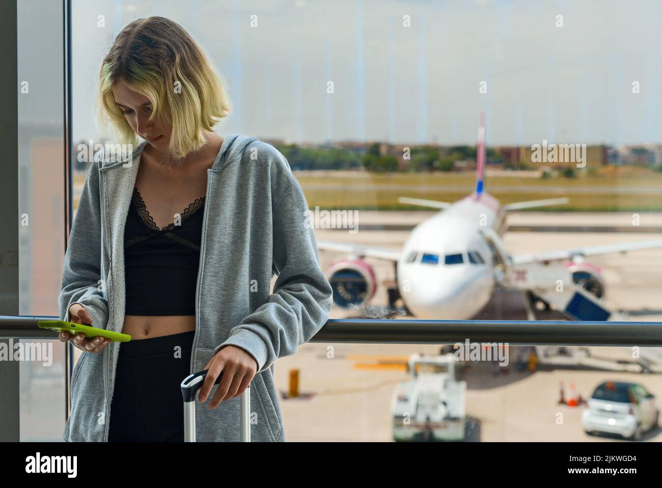 Teenage girl is waiting for her flight at the airport Stock Photo - Alamy