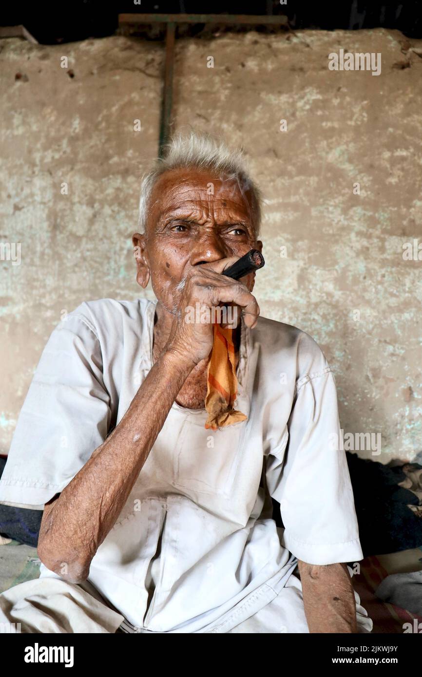 India bidi smoke old man hi-res stock photography and images - Alamy
