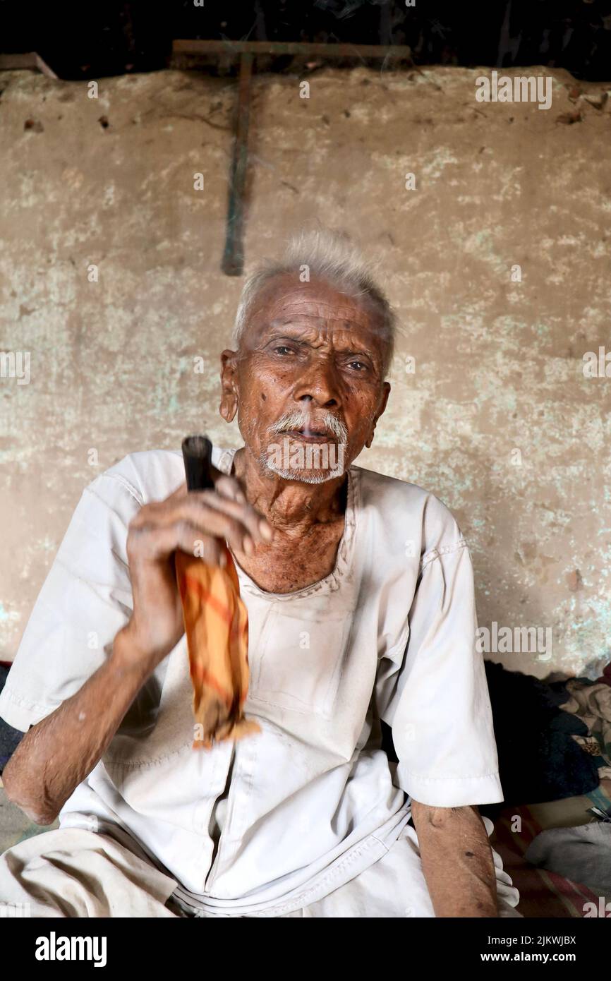 Bidi smoker india hi-res stock photography and images - Alamy