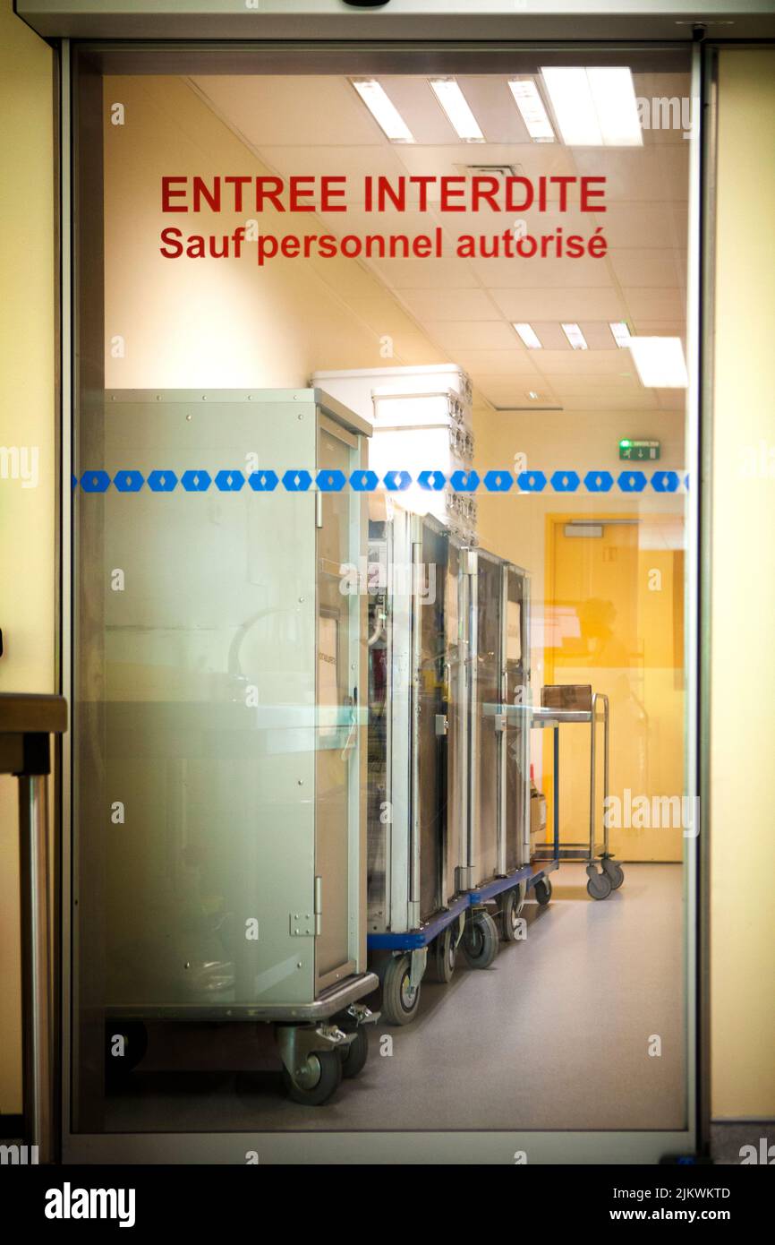 Hospital door signage hi-res stock photography and images - Alamy