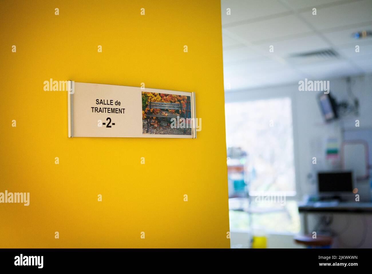 Hospital door signage hi-res stock photography and images - Alamy