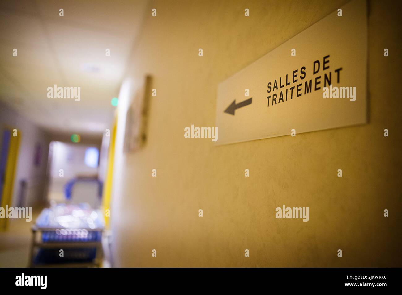 Hospital corridor and sign hi-res stock photography and images - Alamy