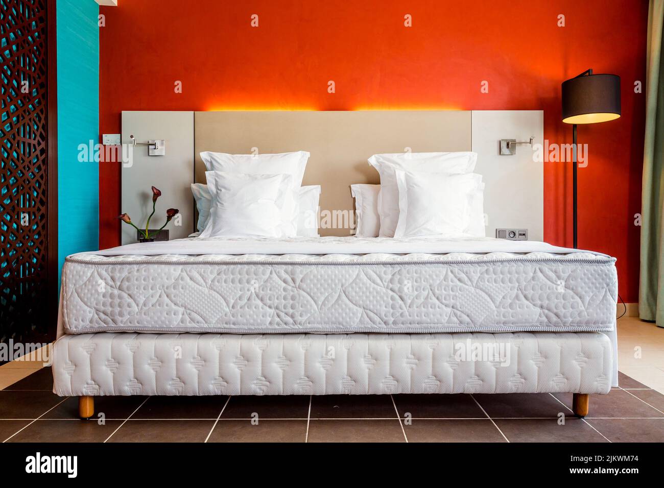 Empty modern double bed hotel room Stock Photo - Alamy