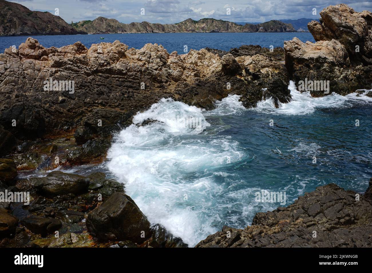 Blue sea water waves splashing hi-res stock photography and images - Alamy