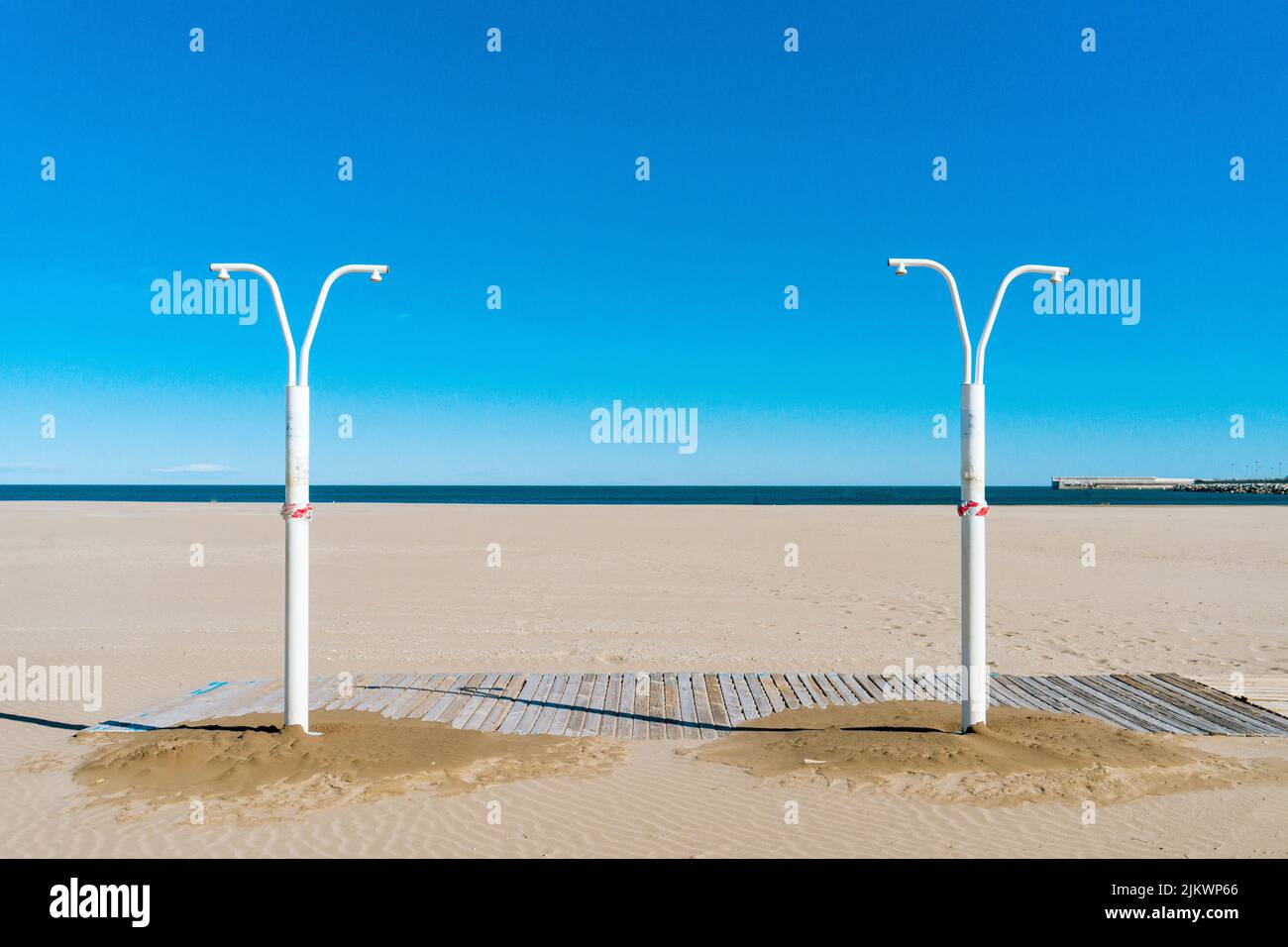 Public beach showers hi-res stock photography and images - Alamy