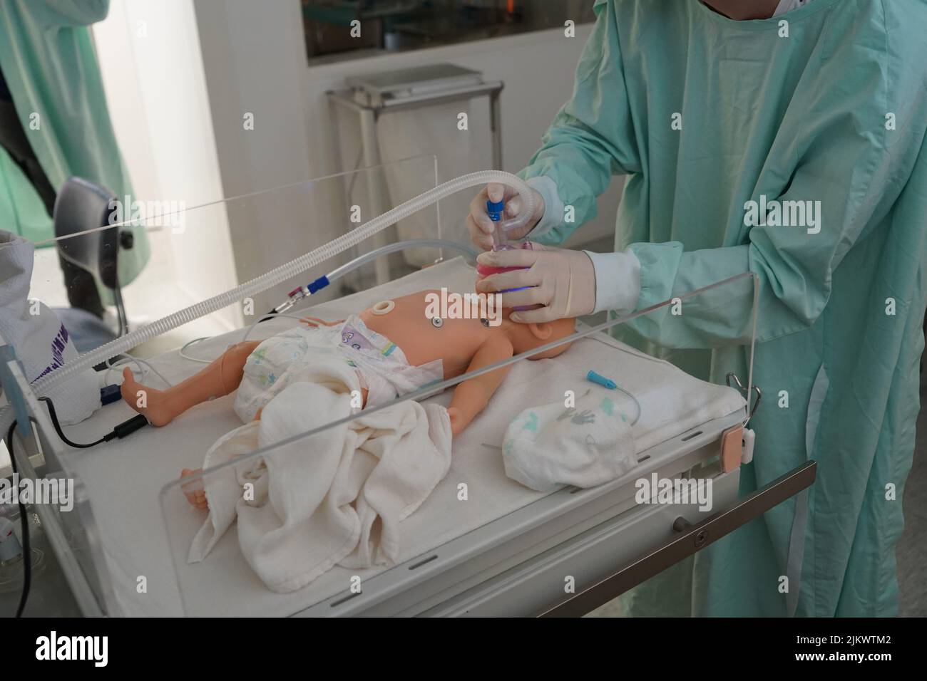 Pediatric resuscitation simulation workshop at the Nimes Faculty of ...