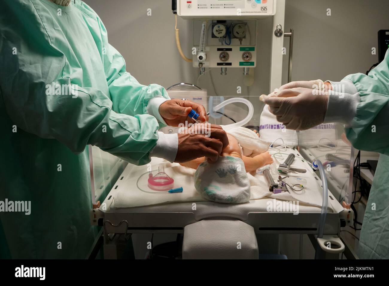 Pediatric resuscitation simulation workshop at the Nimes Faculty of ...