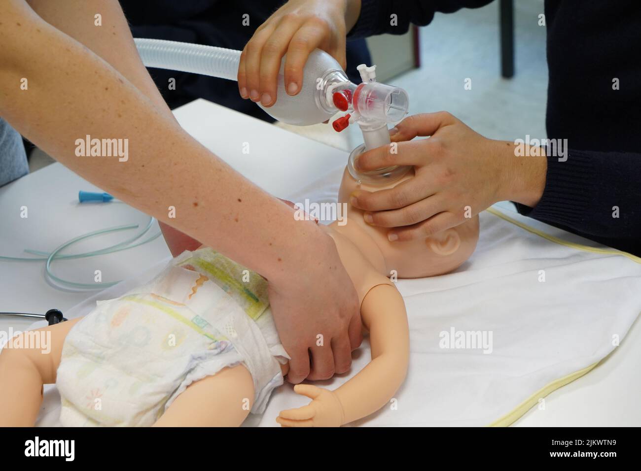 Pediatric resuscitation simulation workshop at the Nimes Faculty of ...