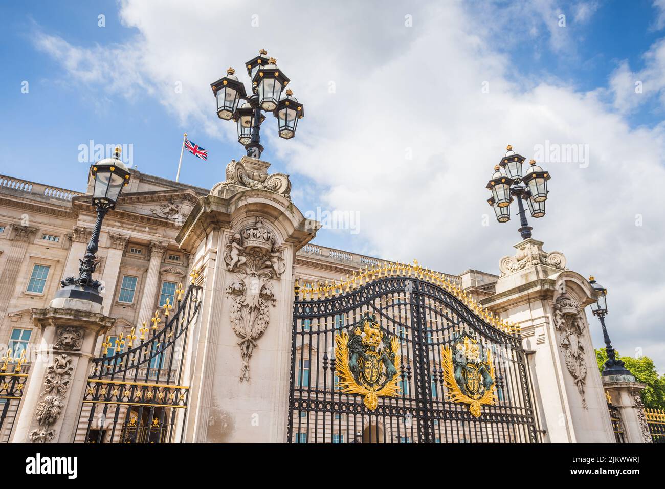 Looking up at the main gates at the front of Buckingham Palace in ...