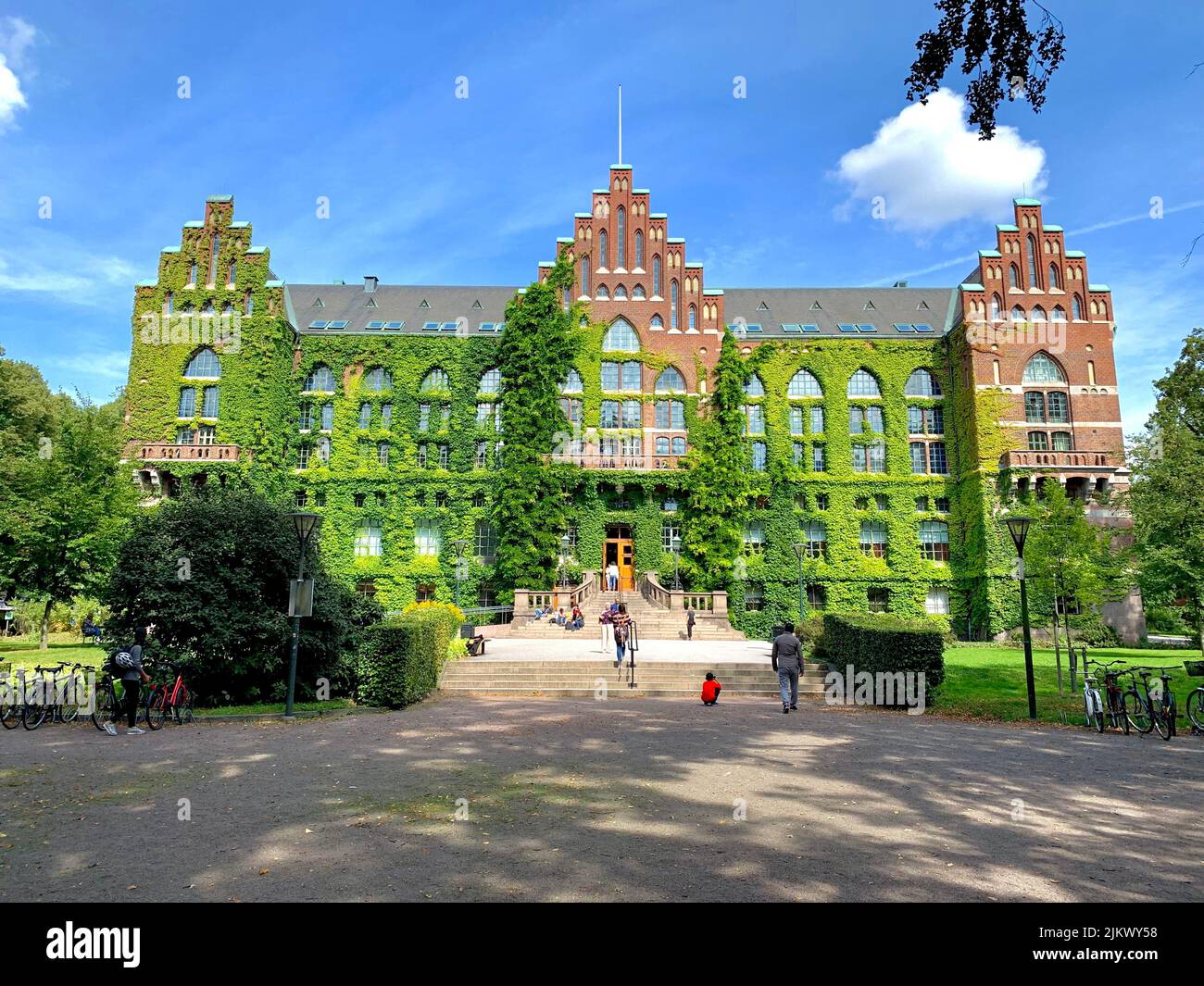 Building central university library hi-res stock photography and images ...