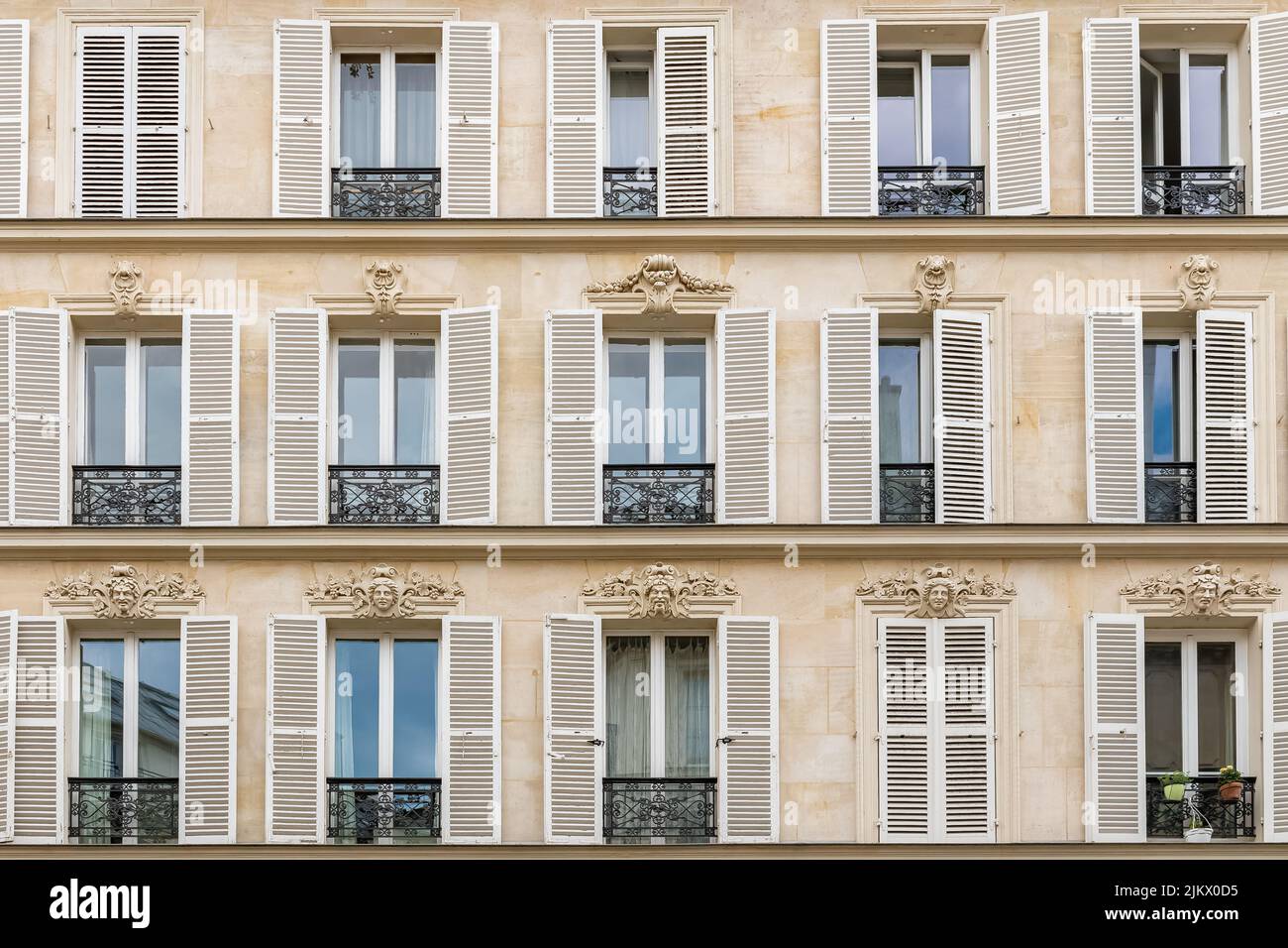 Paris, typical facade in the Marais, detail of the windows Stock Photo ...