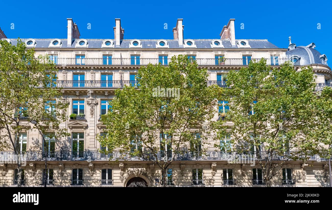 Paris, typical building boulevard Haussmann, in a luxury district Stock ...