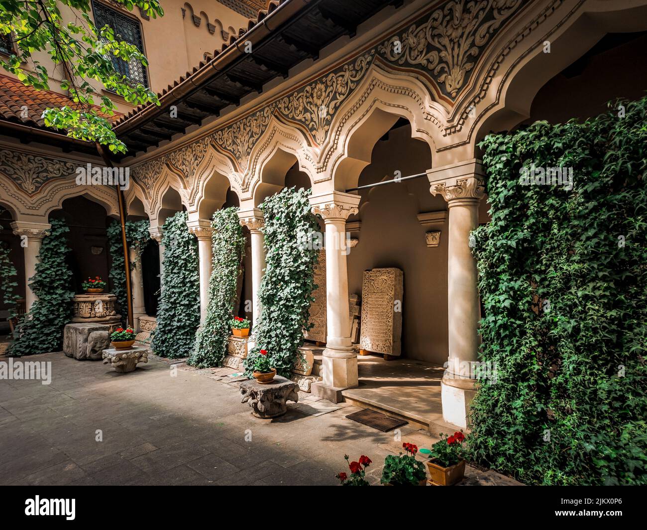 Vines on pillars hi-res stock photography and images - Alamy