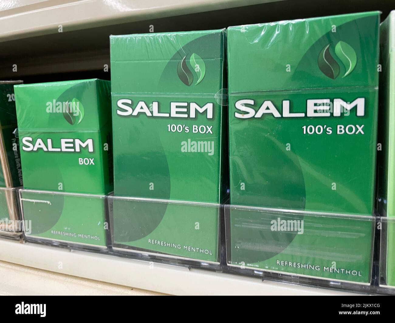 Cigarette box marlboro hi-res stock photography and images - Alamy