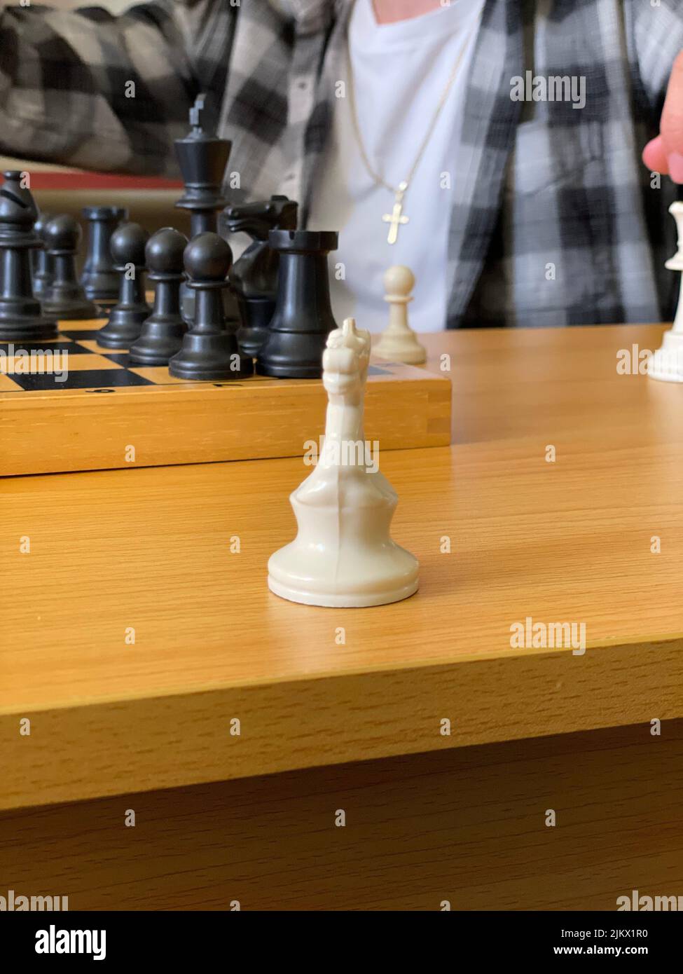 White knight chess piece hi-res stock photography and images - Alamy