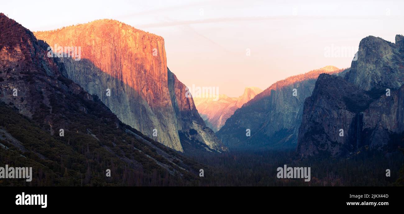 Scenic yosemite valley hi-res stock photography and images - Alamy