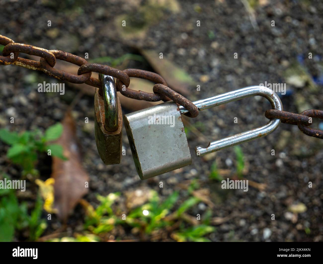 Closeup rusty chain lock hi-res stock photography and images - Alamy