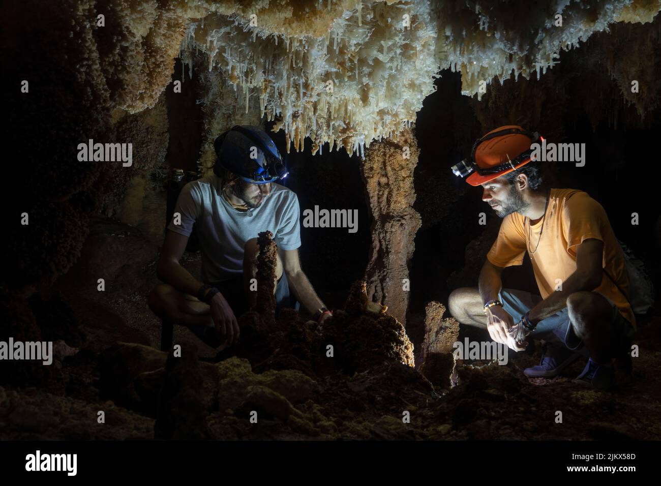 Two people inside cave hi-res stock photography and images - Alamy