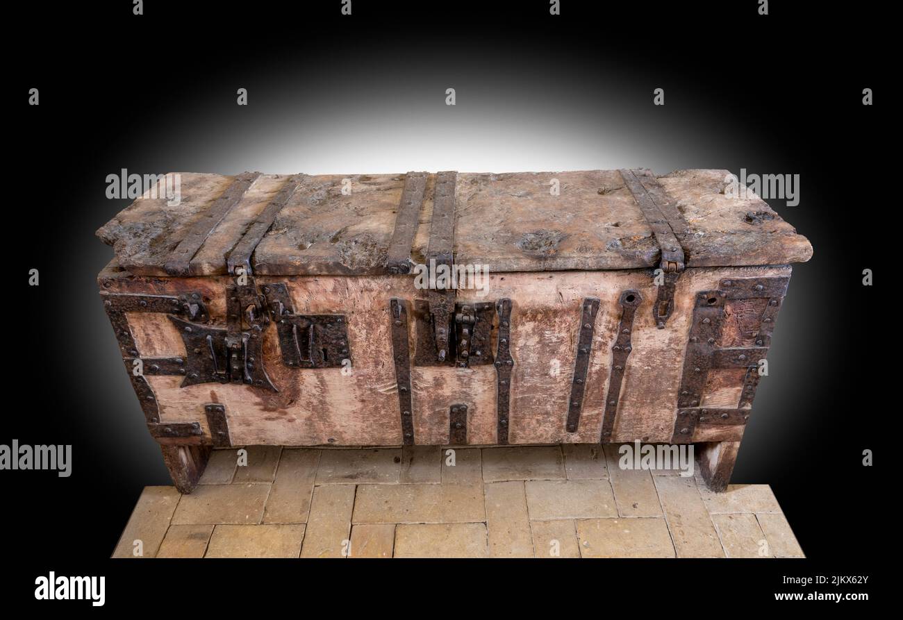 14th century chest hi-res stock photography and images - Alamy