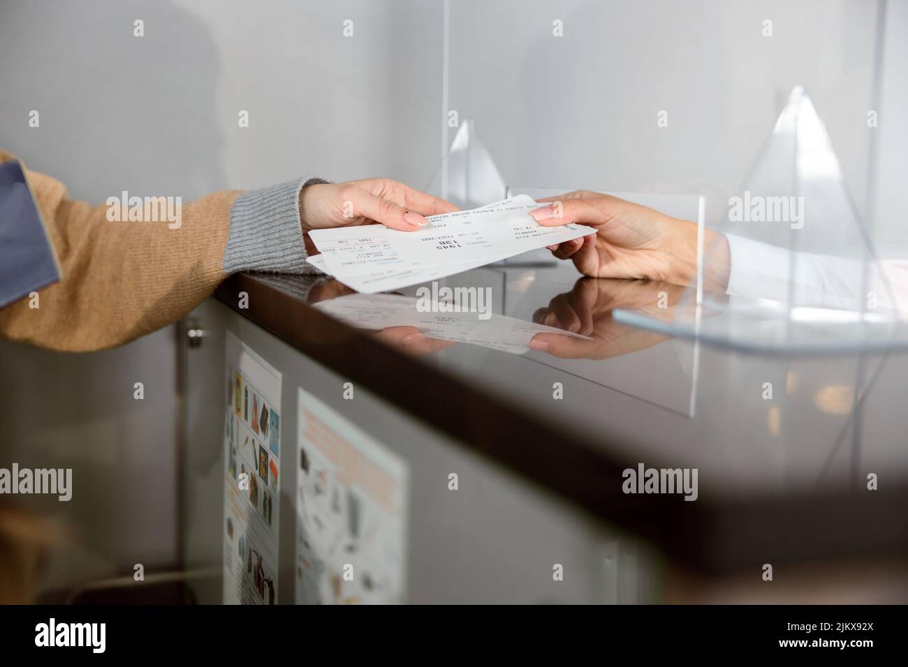 Airline check in counters hi-res stock photography and images - Alamy