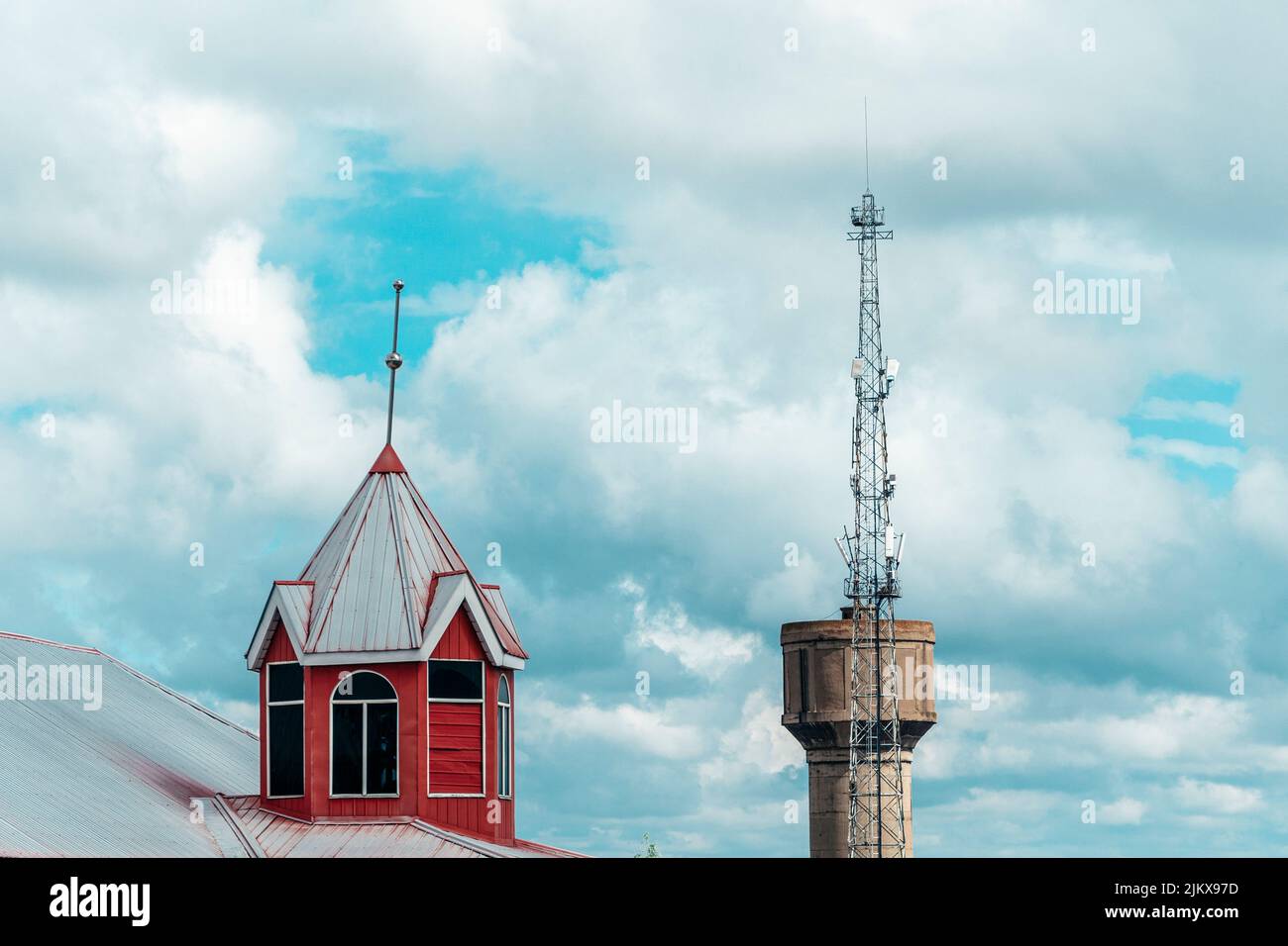 Red radio tower hi-res stock photography and images - Alamy