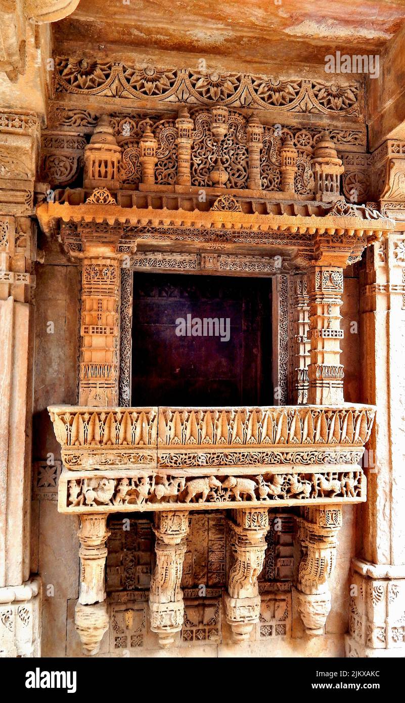 Adalaj stepwell architecture hi-res stock photography and images - Alamy