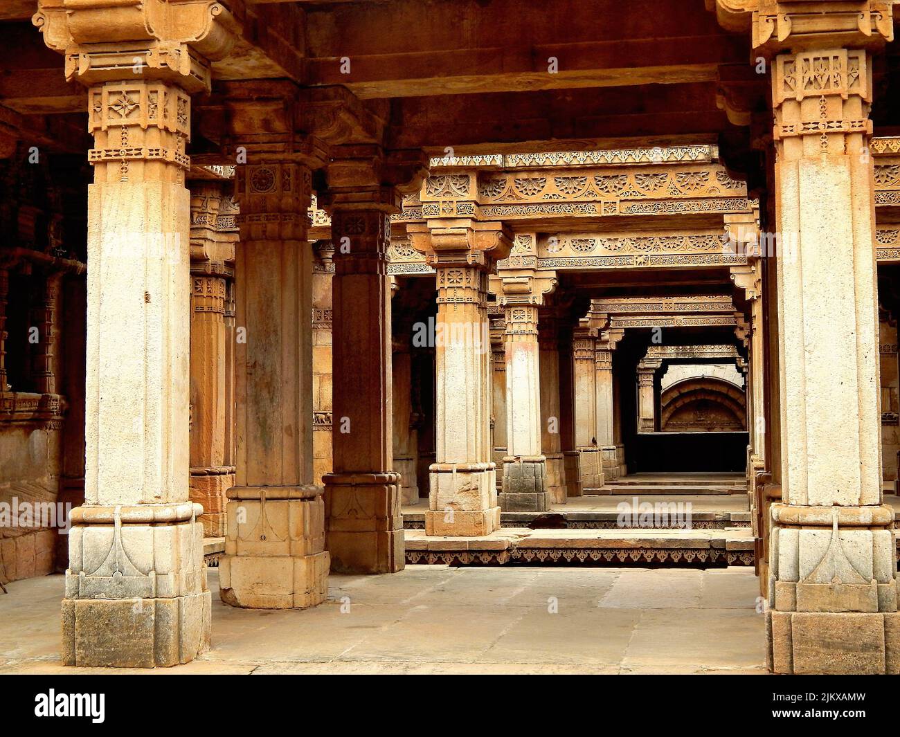 Adalaj stepwell architecture hi-res stock photography and images - Alamy