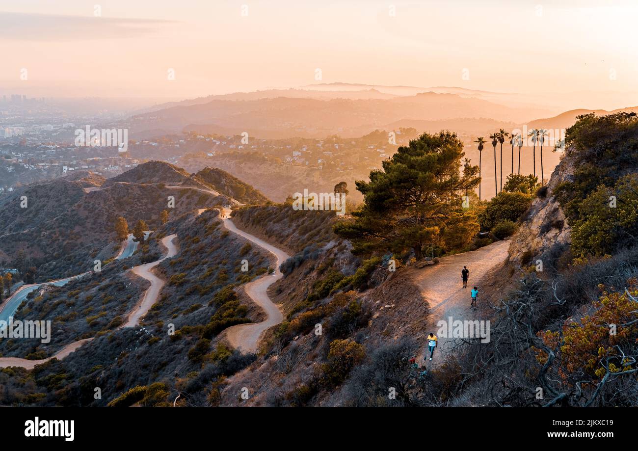 Los angeles sunset 2021 hi-res stock photography and images - Alamy