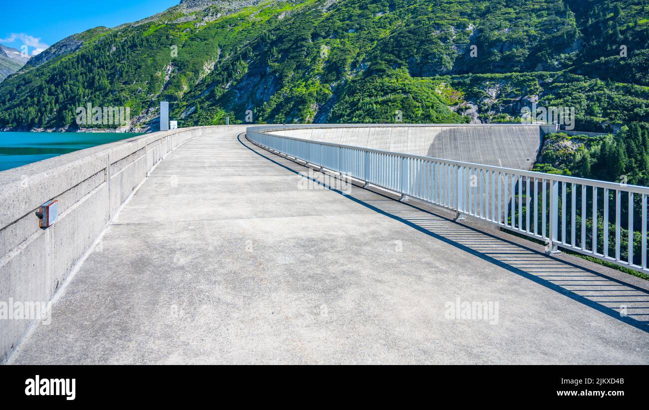 Huge concrete hydro energy hi-res stock photography and images - Alamy