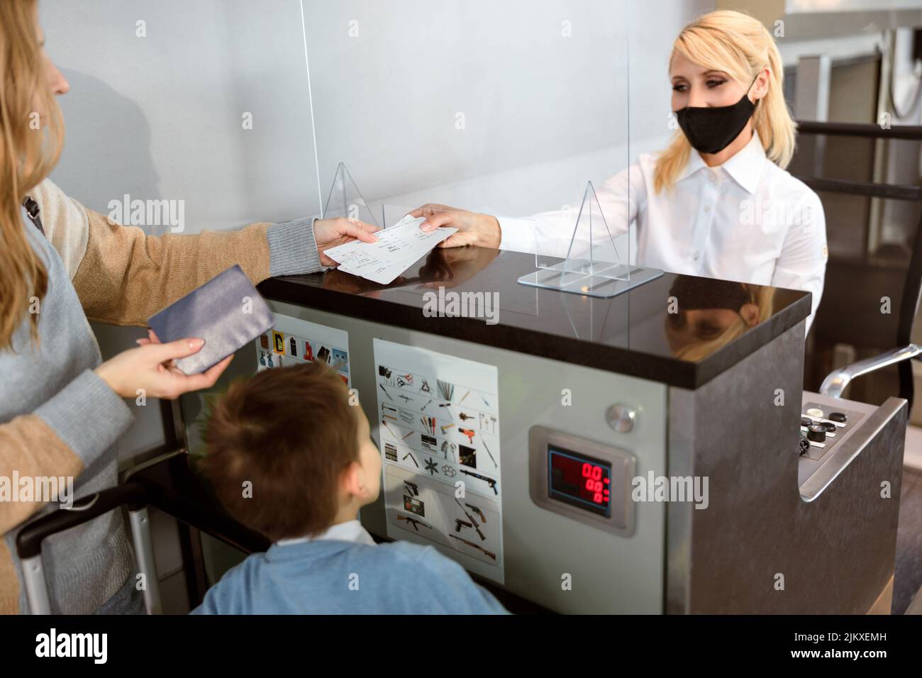 Check in stand hi-res stock photography and images - Alamy