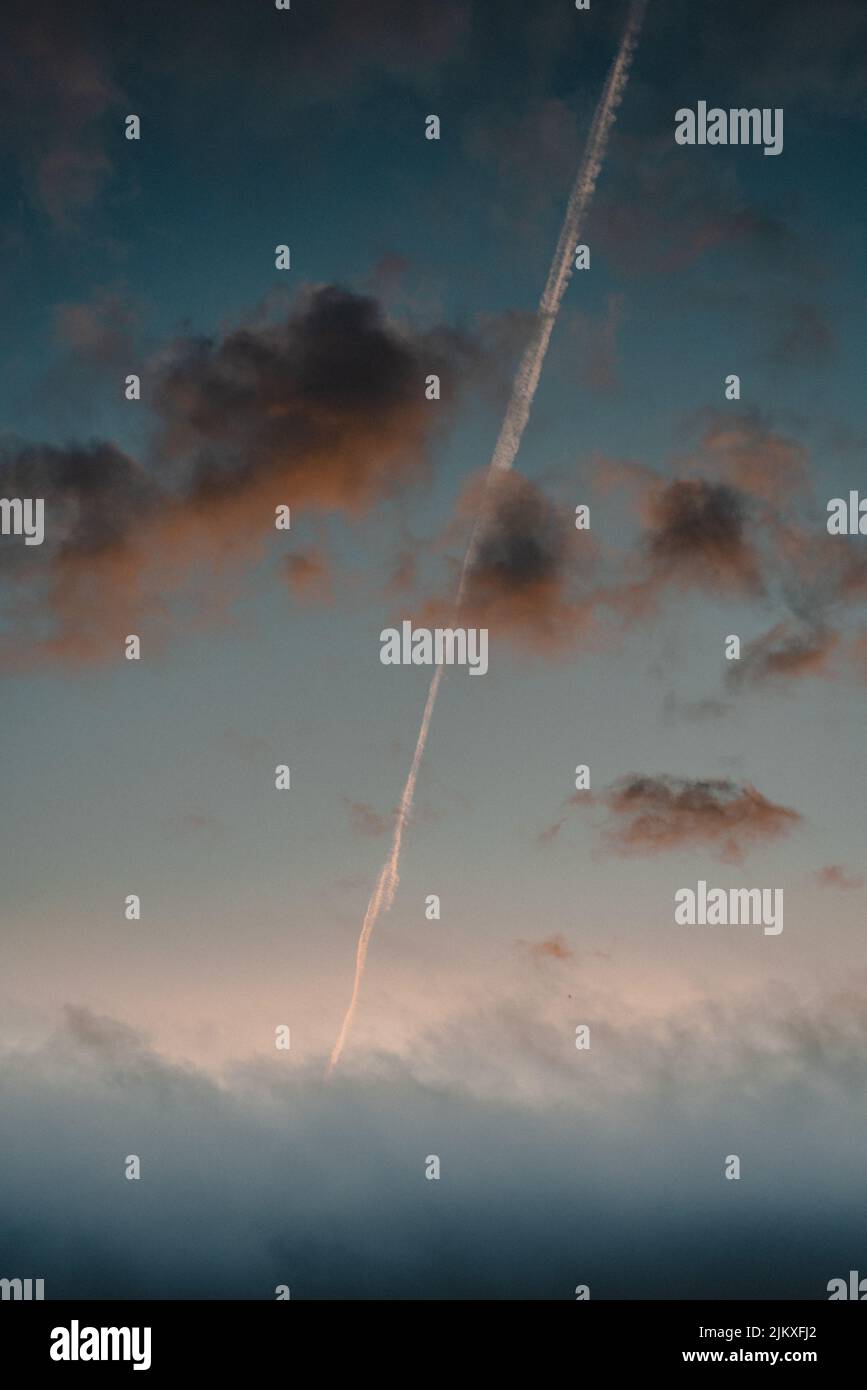 Jet and contrail hi-res stock photography and images - Alamy