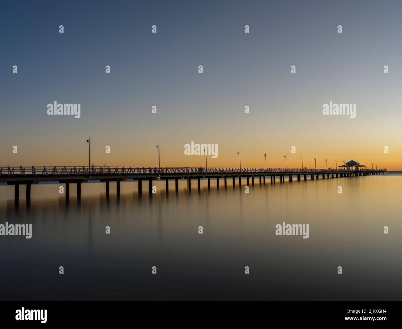 Sunrise over the Shorncliffe Pier outside the city of Brisbane Stock ...
