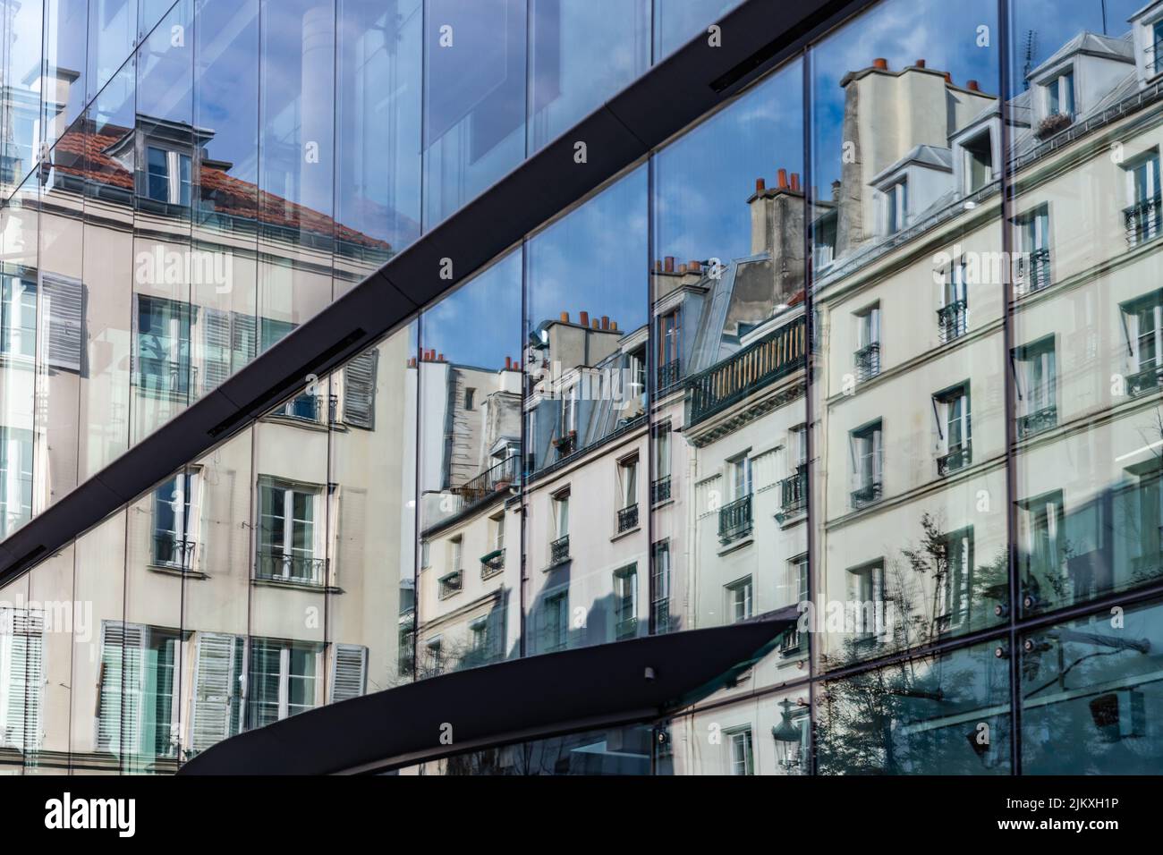 Paris old and modern buildings hi-res stock photography and images - Alamy