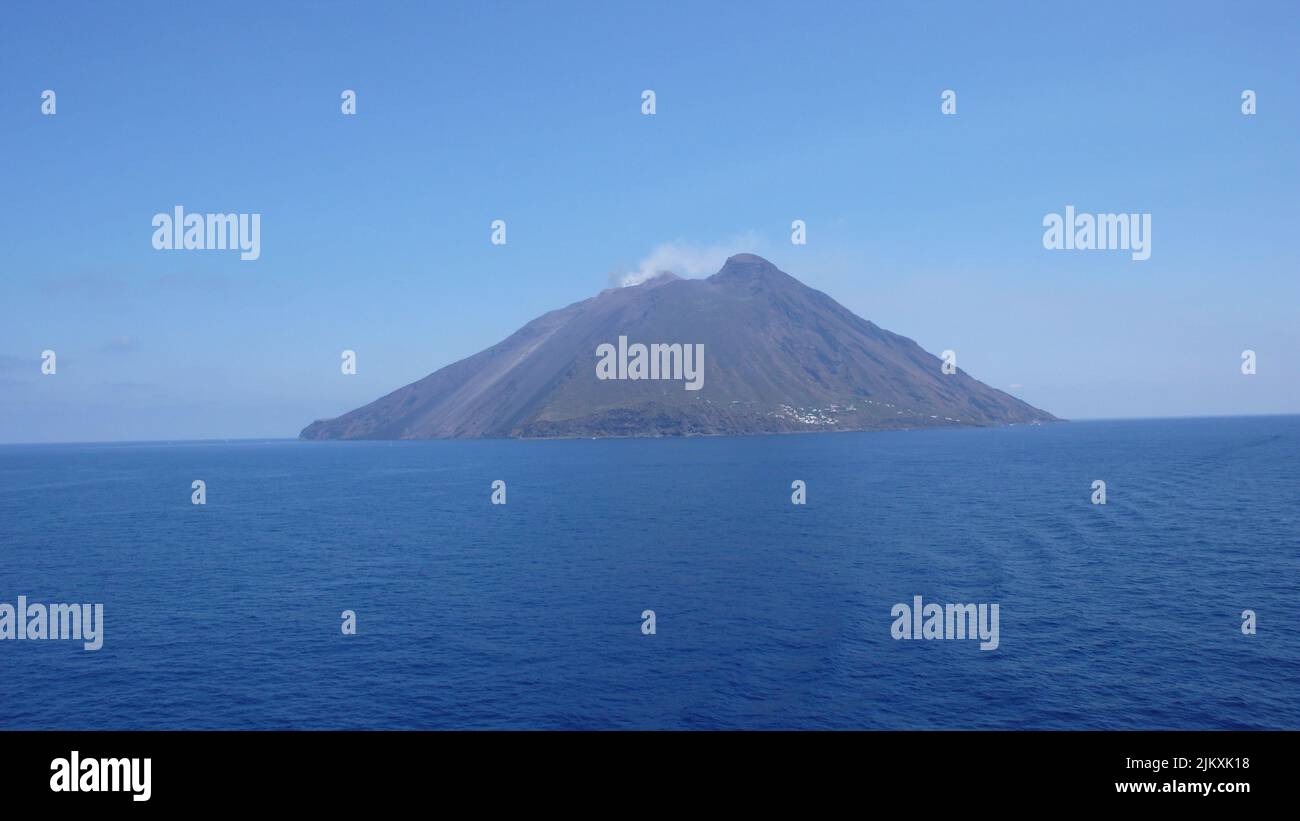 Beautiful shot stromboli volcano hi-res stock photography and images ...