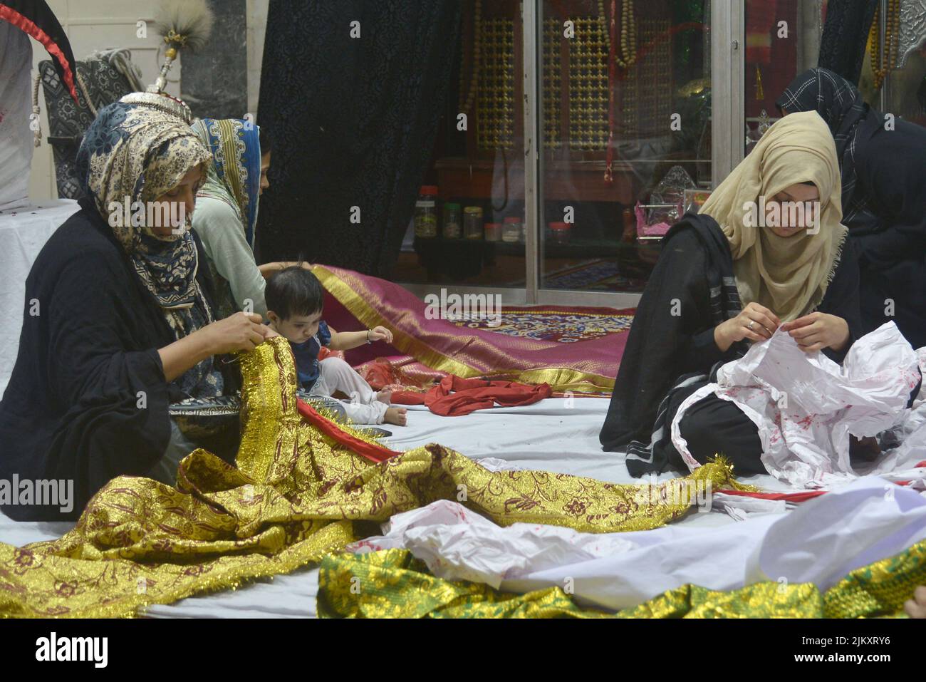 Lahore, Punjab, Pakistan. 3rd Aug, 2022. Pakistani shiite women busy in ...