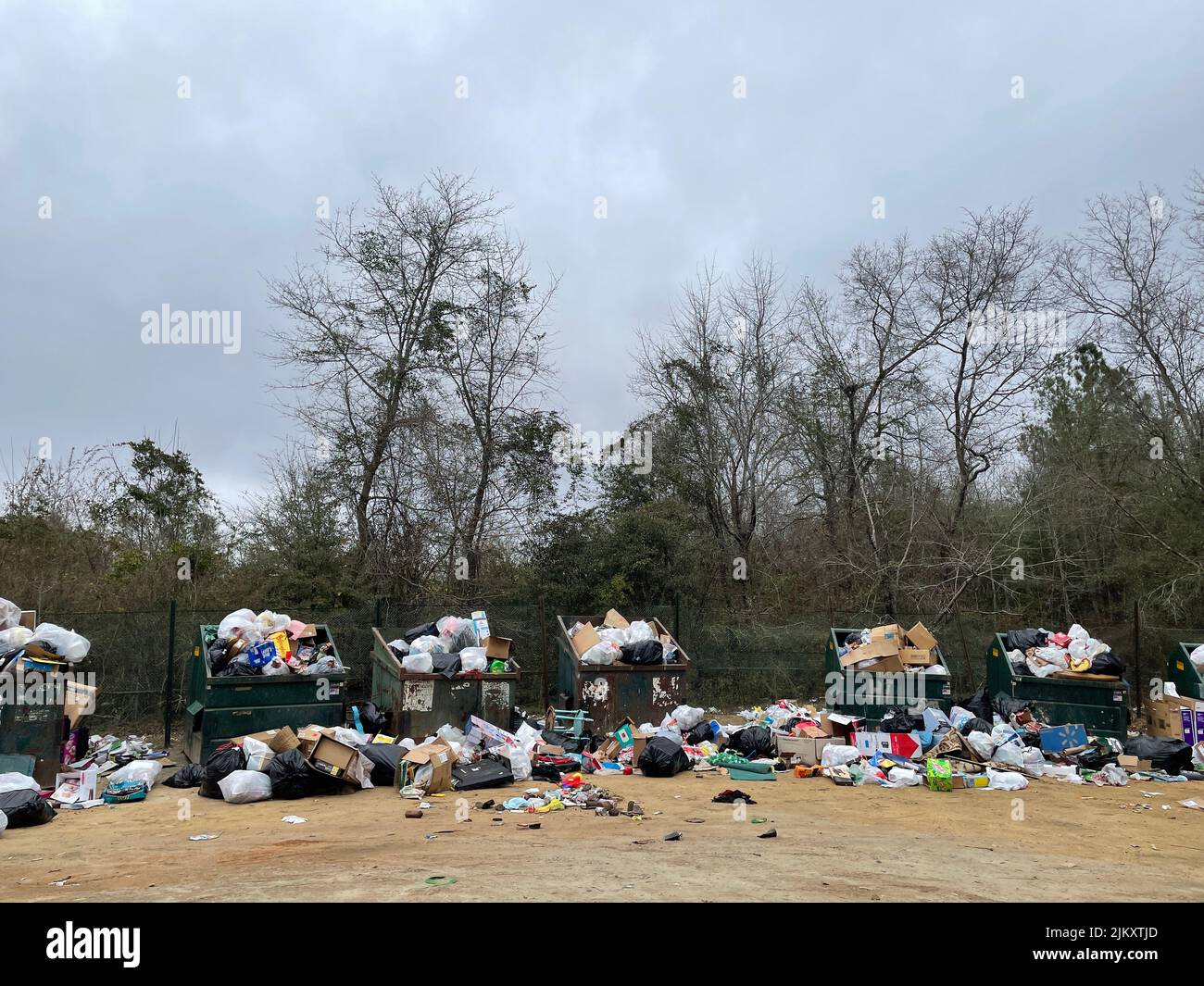 Overflow dumpster hi-res stock photography and images - Alamy
