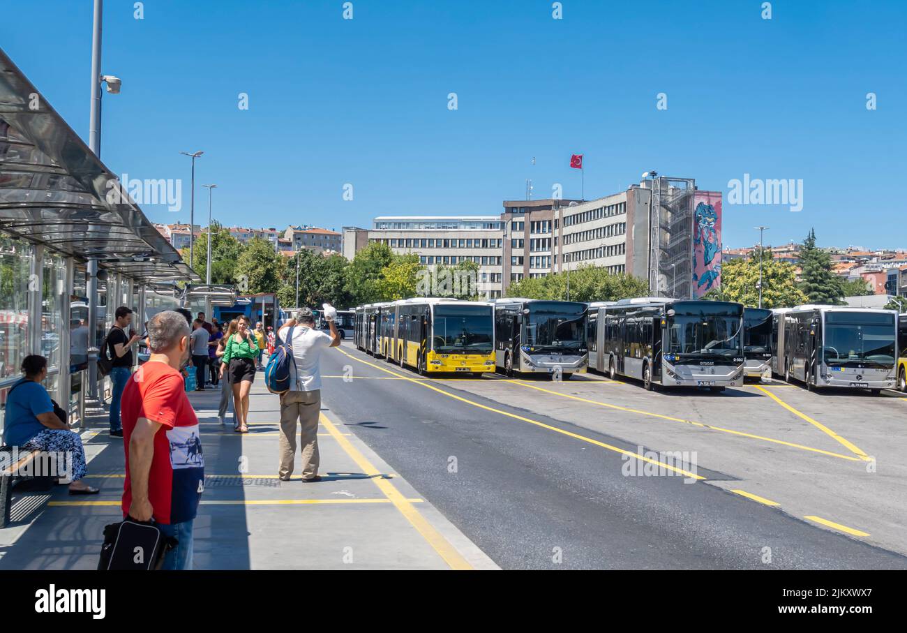 Metrobus high-speed bus stop in Kadikoy, istanbul, Turkey Stock Photo ...