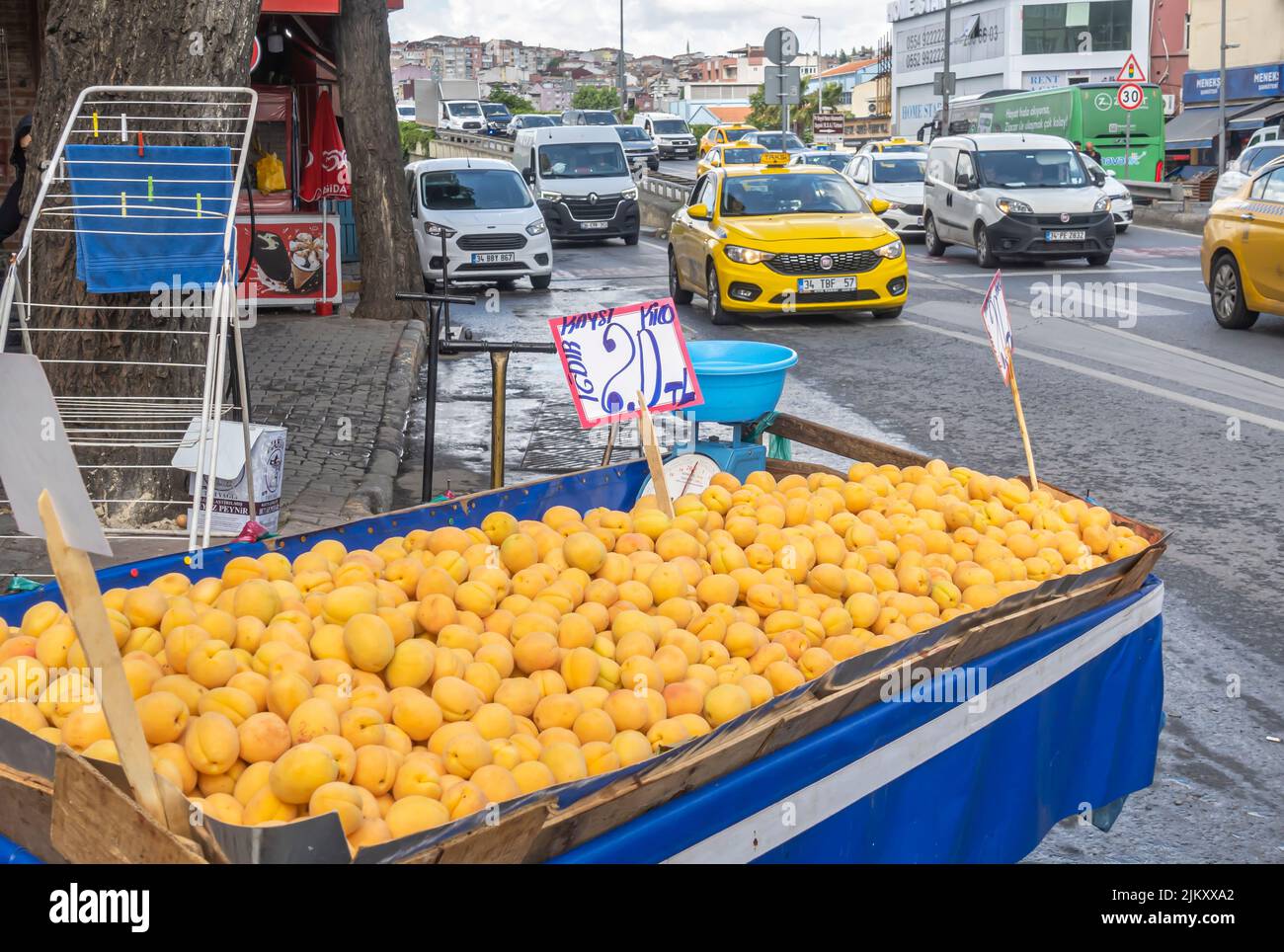 Peaches with price tag sold on the curbside, Kurtuluş Deresi street ...