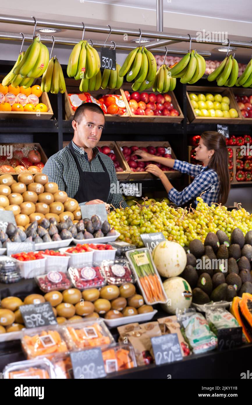 salesman selling fresh fruits and vegetables Stock Photo - Alamy
