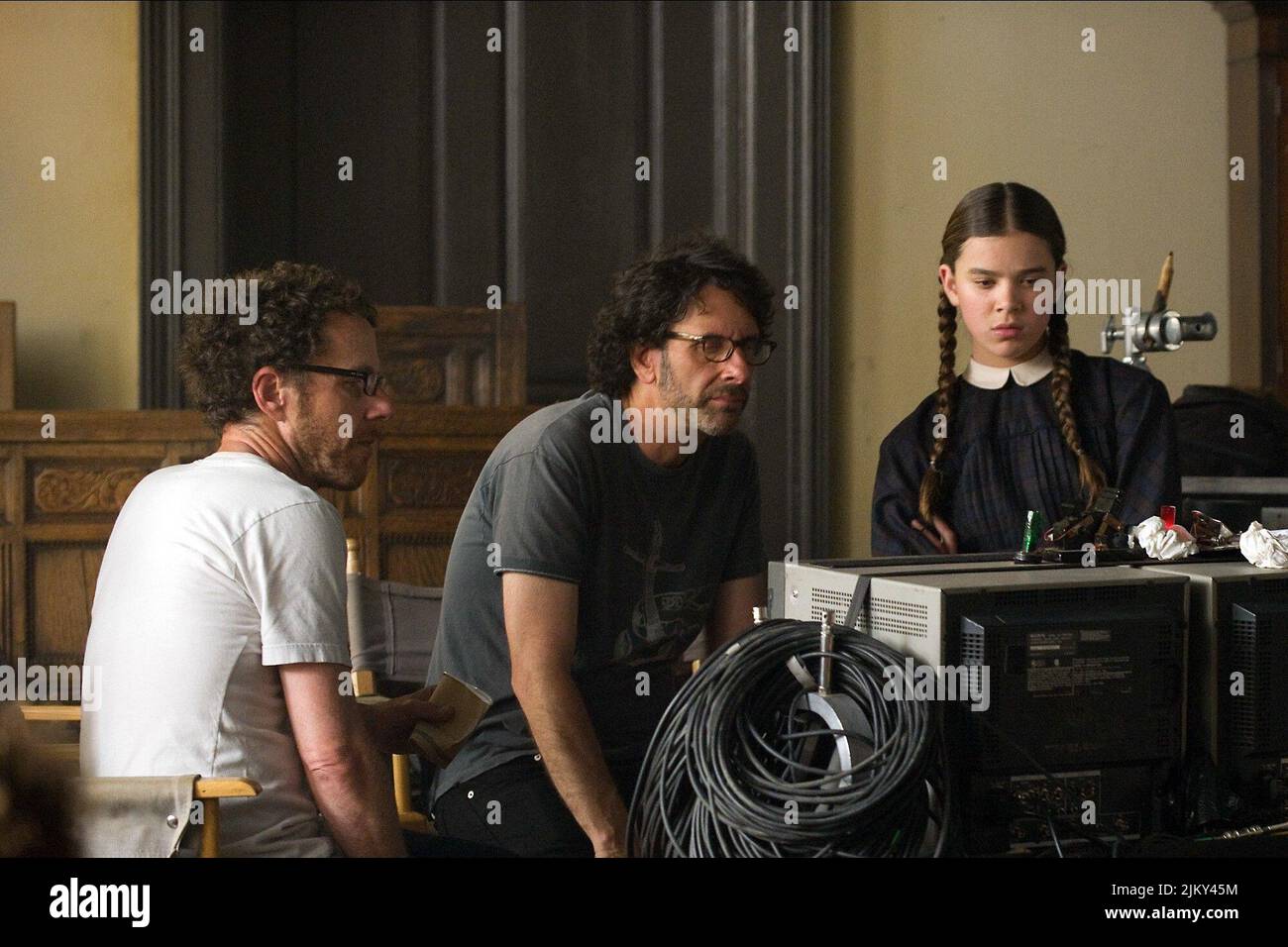 ETHAN COEN, JOEL COEN, HAILEE STEINFELD, TRUE GRIT, 2010 Stock Photo - Alamy