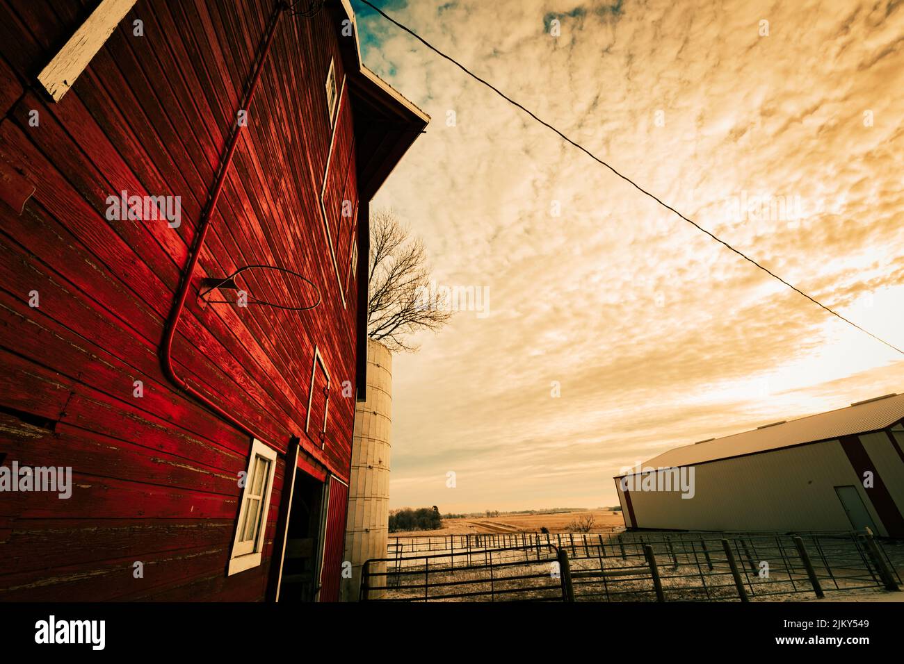 Beautiful red barn landscape hi-res stock photography and images - Alamy