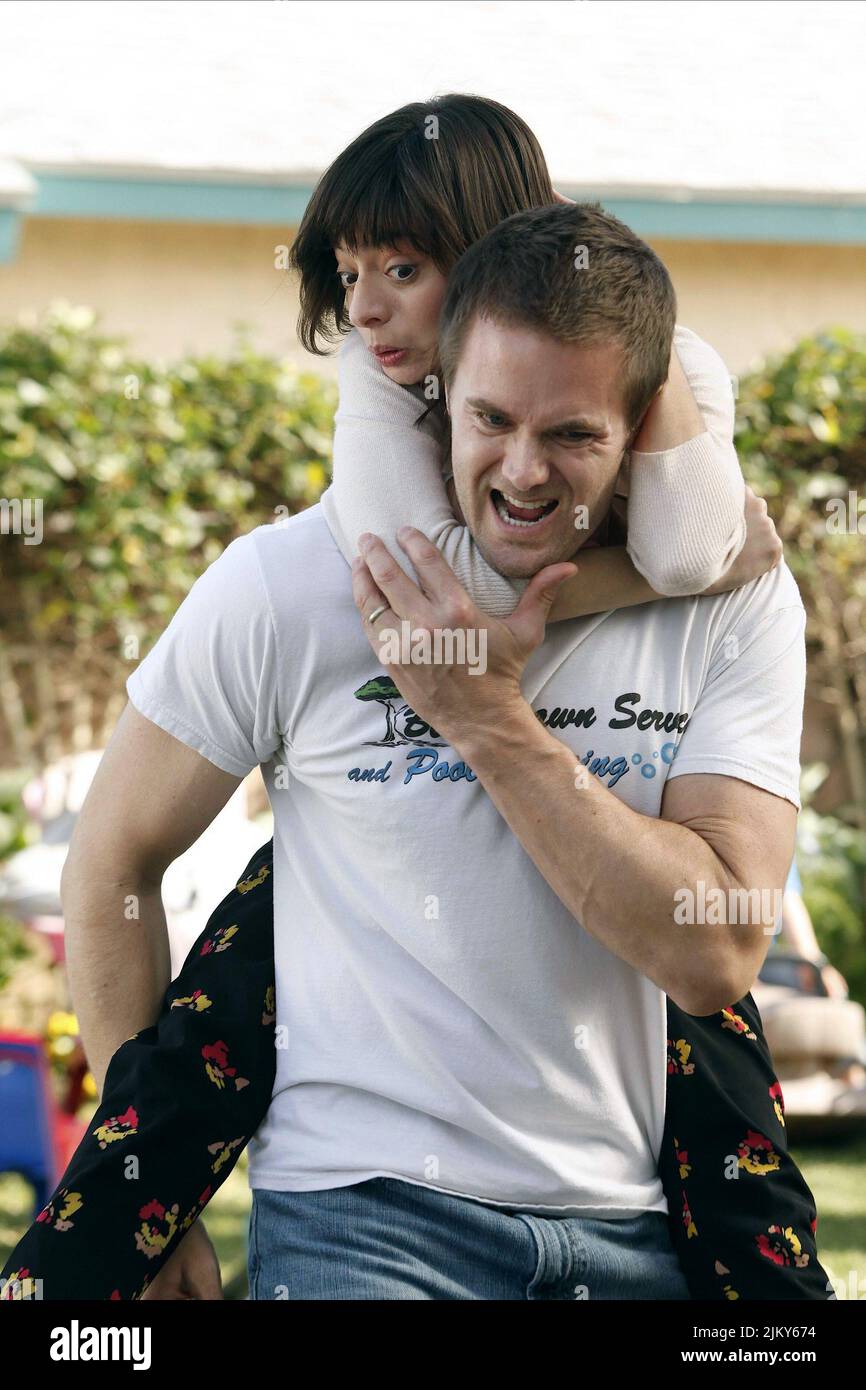 KATE MICUCCI, GARRET DILLAHUNT, RAISING HOPE, 2010 Stock Photo - Alamy