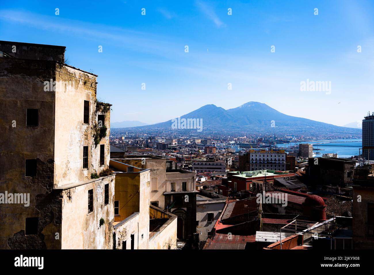 Buildings modern windows and buildings hi-res stock photography and ...