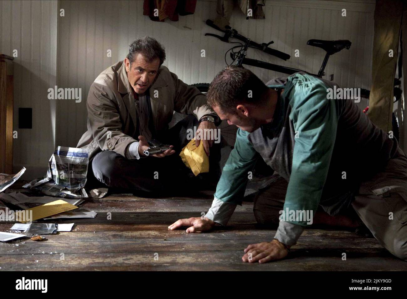 MEL GIBSON, SHAWN ROBERTS, EDGE OF DARKNESS, 2010 Stock Photo - Alamy