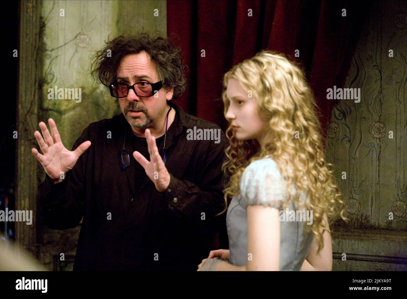 Alice In Iontach Tim Burton Alice Tim Burton's Alice In Wonderland A