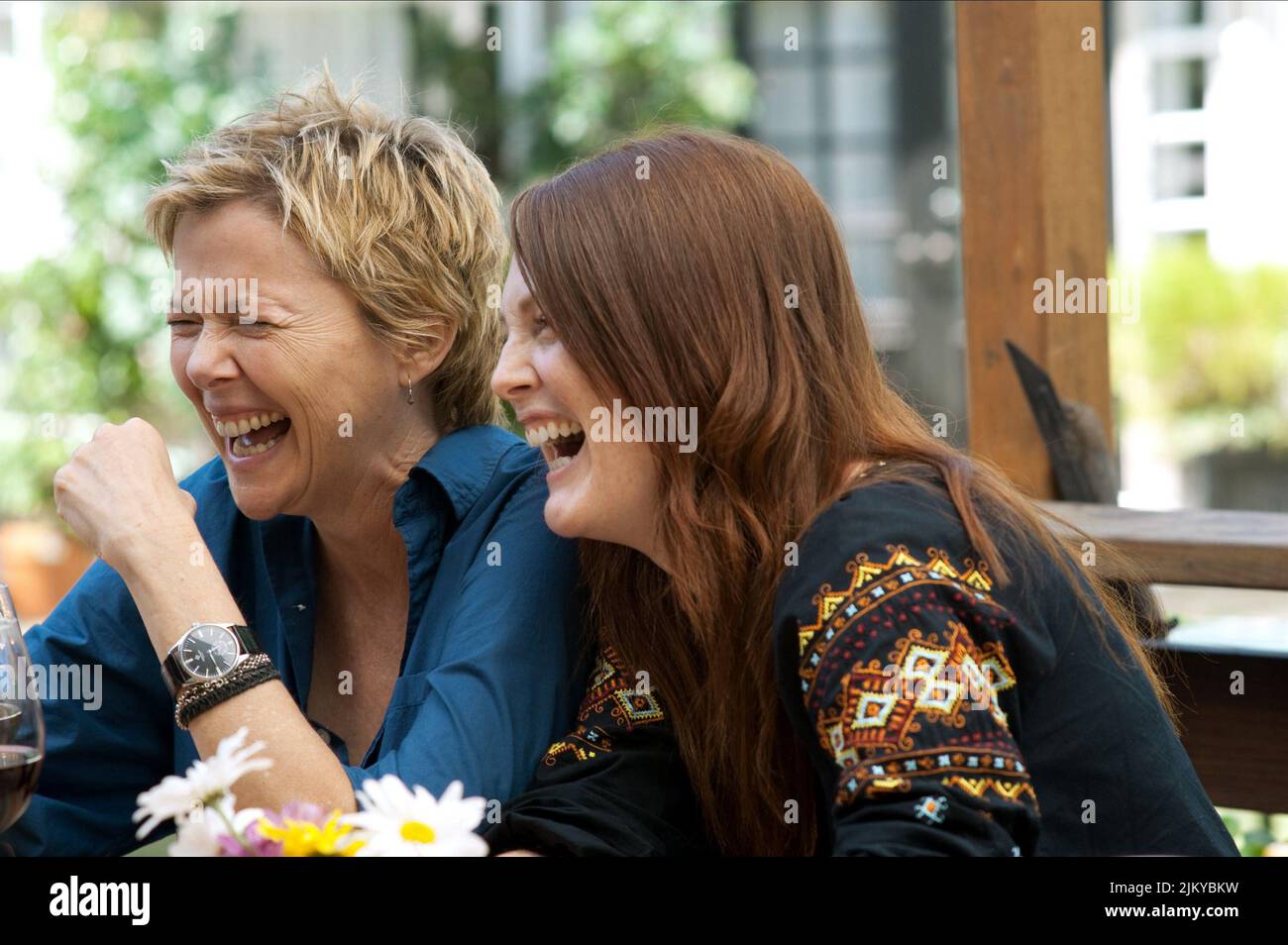 ANNETTE BENING, JULIANNE MOORE, THE KIDS ARE ALL RIGHT, 2010 Stock Photo - Alamy