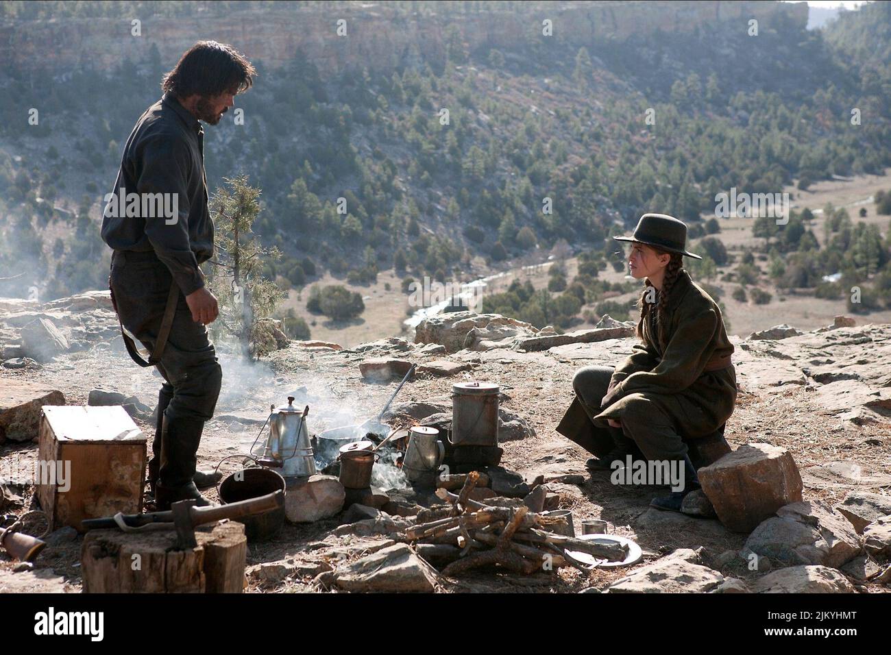 JOSH BROLIN, HAILEE STEINFELD, TRUE GRIT, 2010 Stock Photo - Alamy