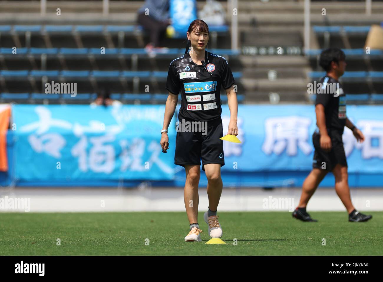 NHK Spring Mitsuzawa Football Stadium, Kanagawa, Japan. 4th June, 2022. Shuna Matsumoto coach (Y ...