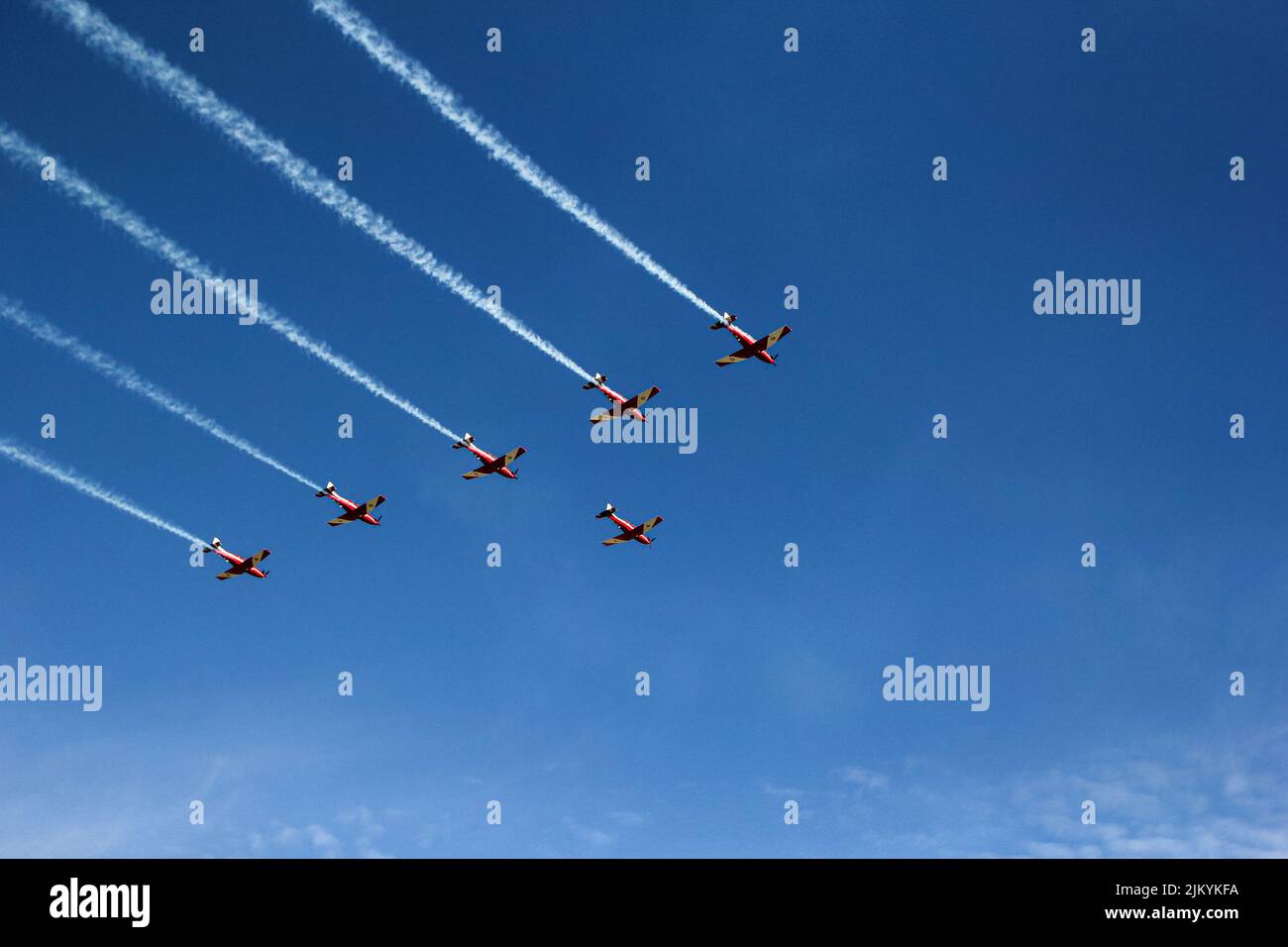 Airplanes flying in perfect formation Stock Photo - Alamy